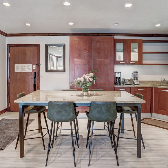 Revel Lounge | The Hythe Vail